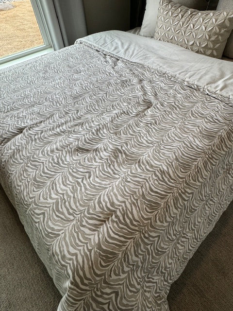 QUEEN Amara Dove Duvet /comforter WITH 4 SHAMS